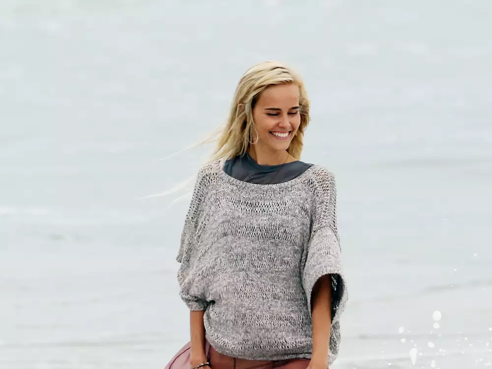 Isabel Lucas Knight Of Cups Set Candids In Malibu Wallpaper