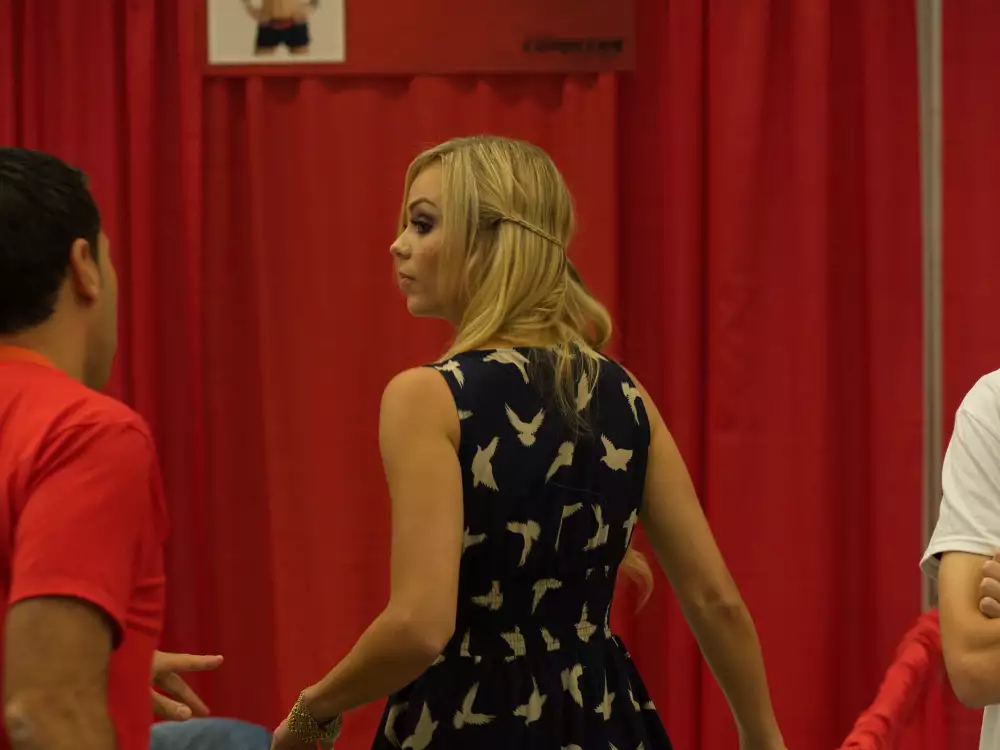 Laura Vandervoort2 Montreal Comic Con Appearance Candids Wallpaper